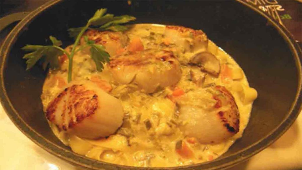 Noix de Saint-Jacques aux légumes et aux tagliatelles succulentes