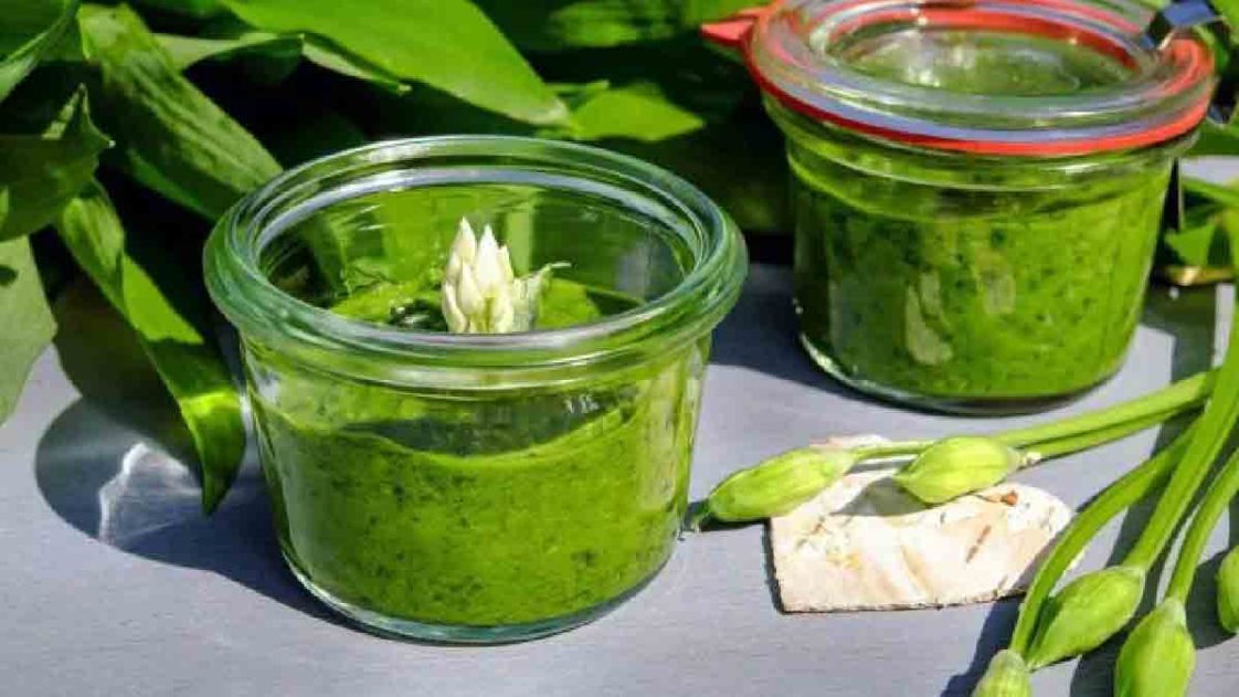 Voulez-vous un pesto de basilic vert vif ? Utilisez cette méthode ...