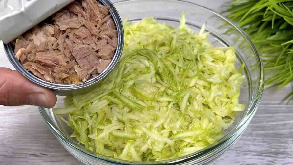 Avec 1 courgette et du thon: préparez ce plat super bon et léger pour 6 ...
