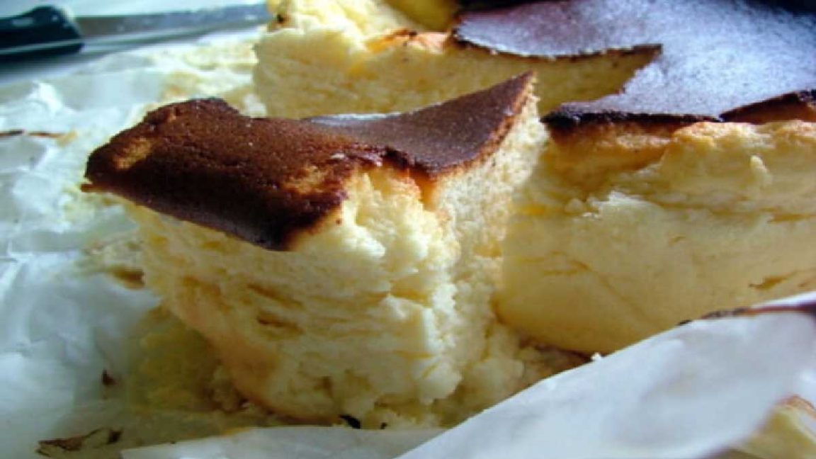 Gâteau au fromage blanc crémeux au citron: aérien, léger et délicieux