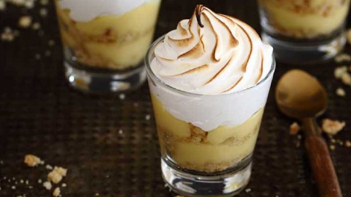 Tarte au citron meringuée au crumble en verrines: un dessert invitant ...