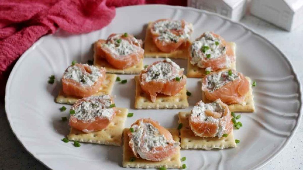 Canapés au fromage et au saumon fumé: un apéritif super savoureux et ...
