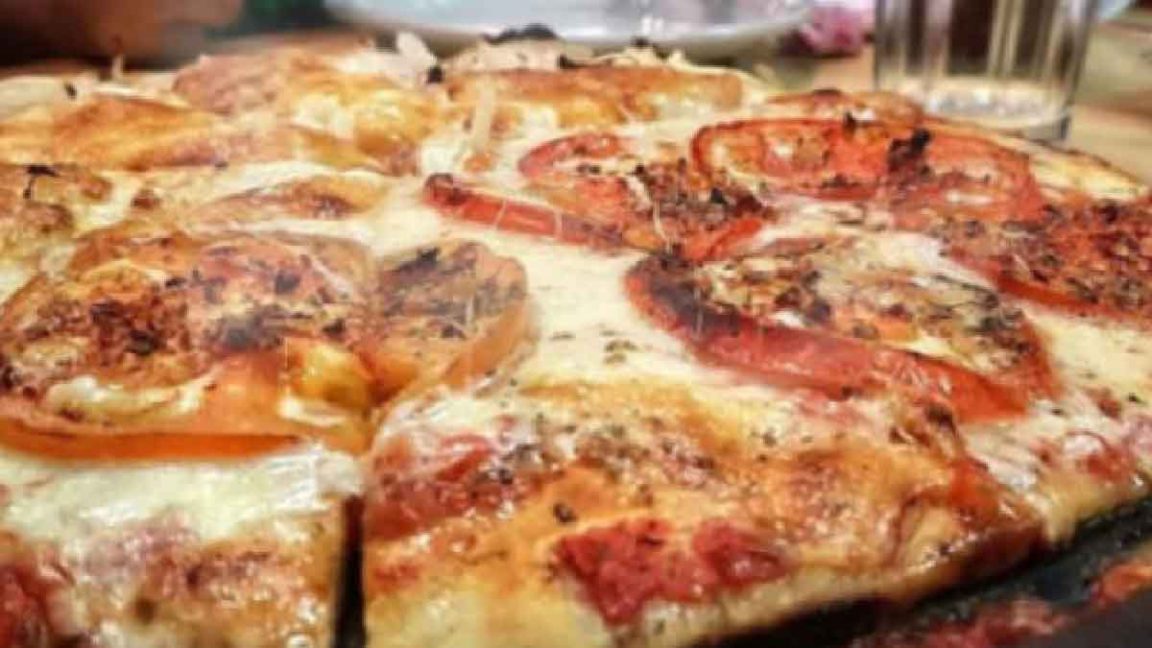 Préparons cette pizza légère et faible en glucides! Elle est très ...