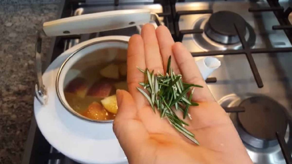 Faites bouillir le romarin et la pomme et attendez 15 minutes pour voir ...