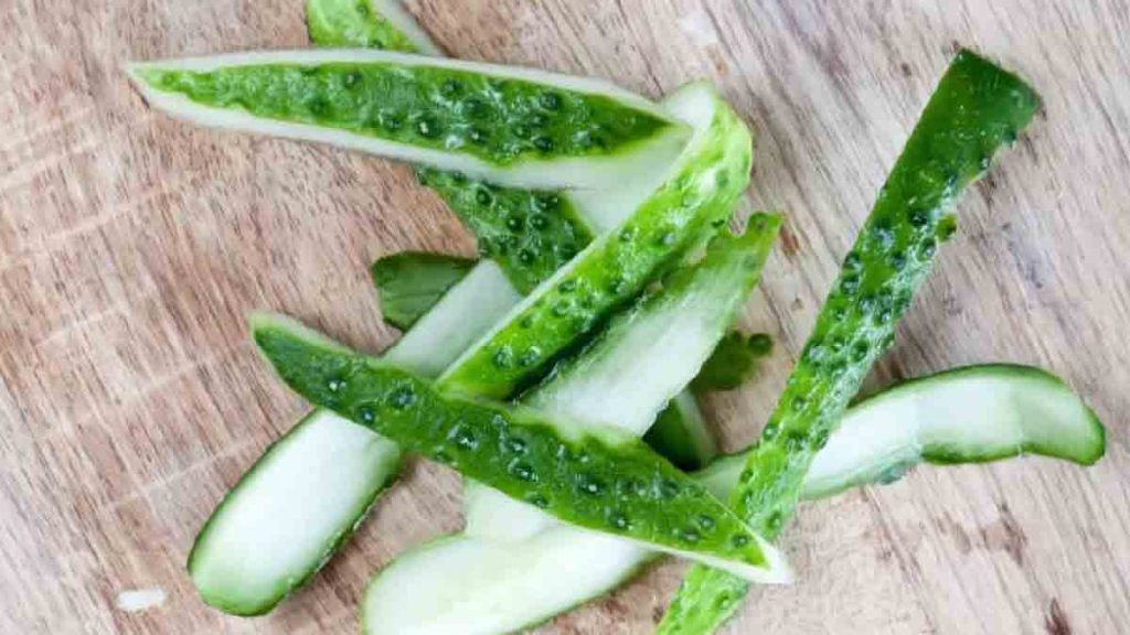 Avec 5 lamelles de pelures de concombre sur le garde-corps du balcon ...