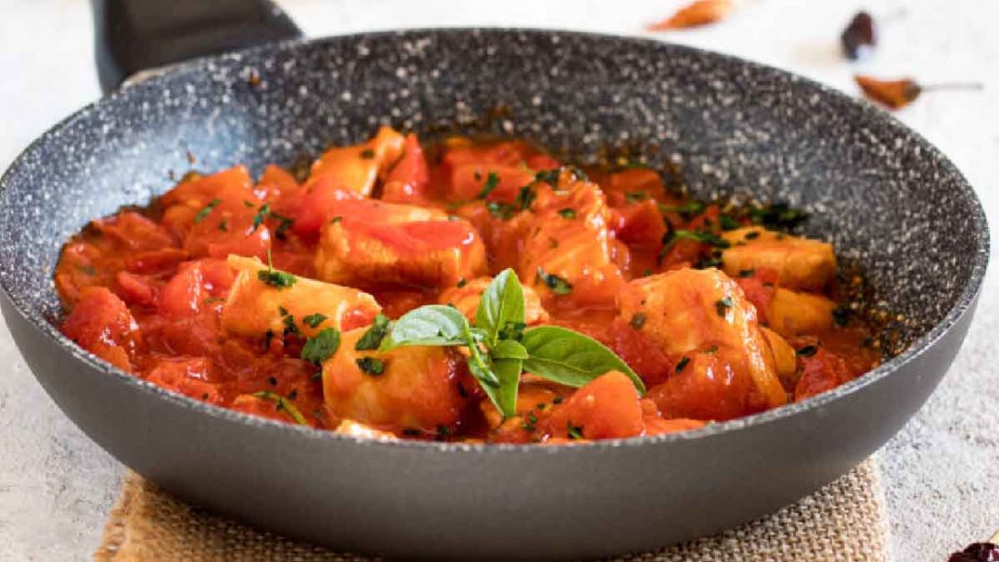 Blanc de poulet à la sauce tomate: cuit à la poêle, simple et délicieux