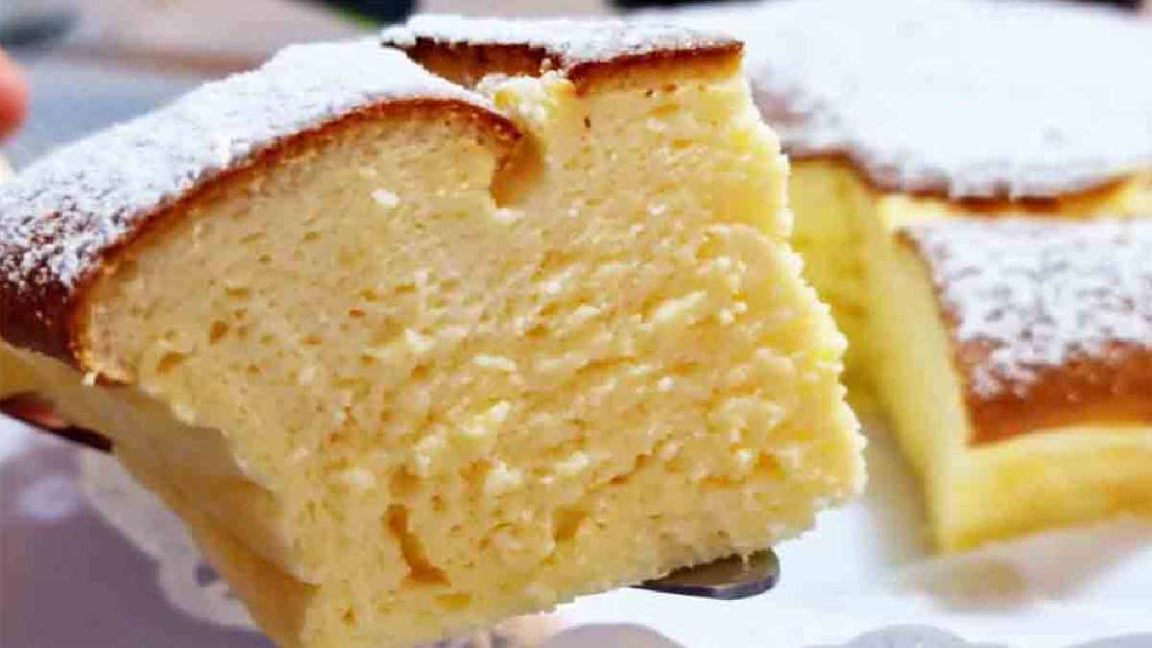 Ce gâteau au yaourt et au fromage à la crème est léger et doux comme un ...