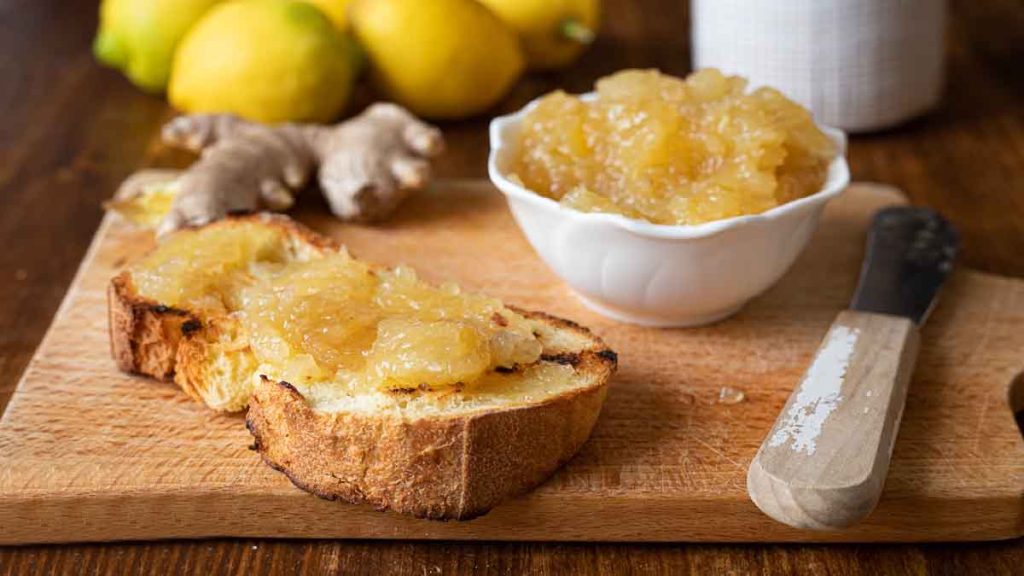 Confiture de citron aux pommes et au gingembre: gourmande et délicate