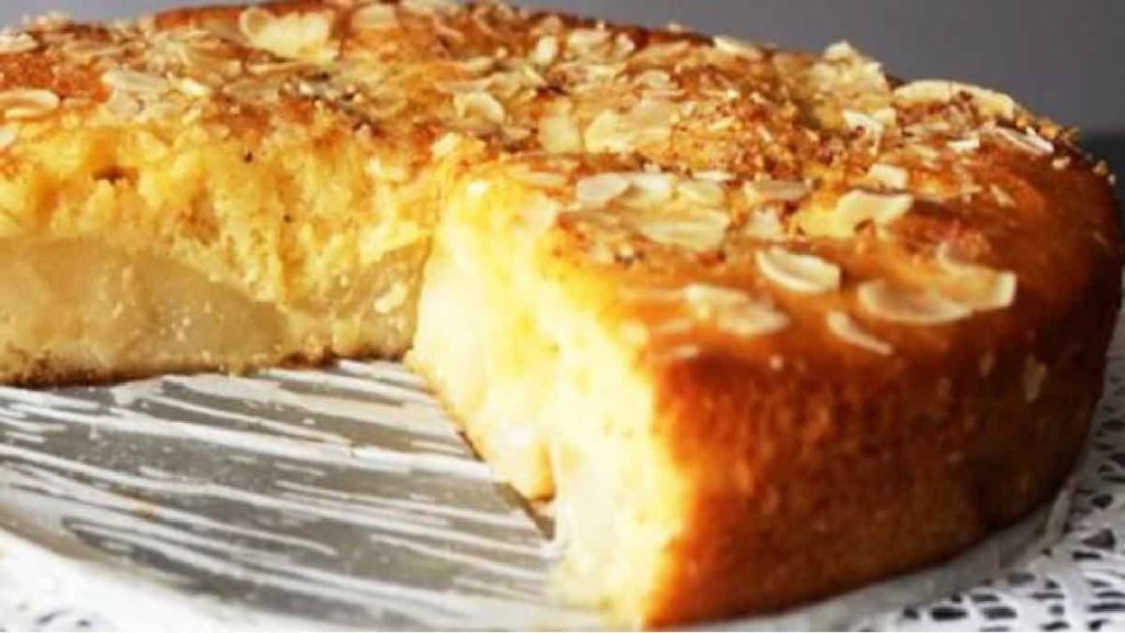 Gâteau aux amandes avec glaçage au rhum: fondant et divinement bon