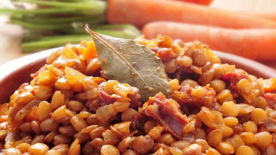 Lentilles aux lardons fumés: un plat sain et délicieux