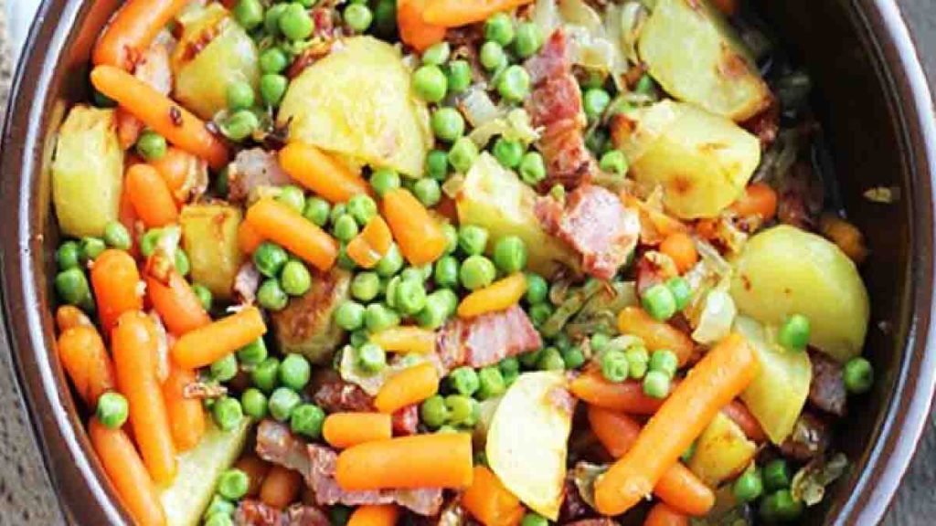 Petits pois-carottes au lard fumé: un plat riche en goût, excellent ...