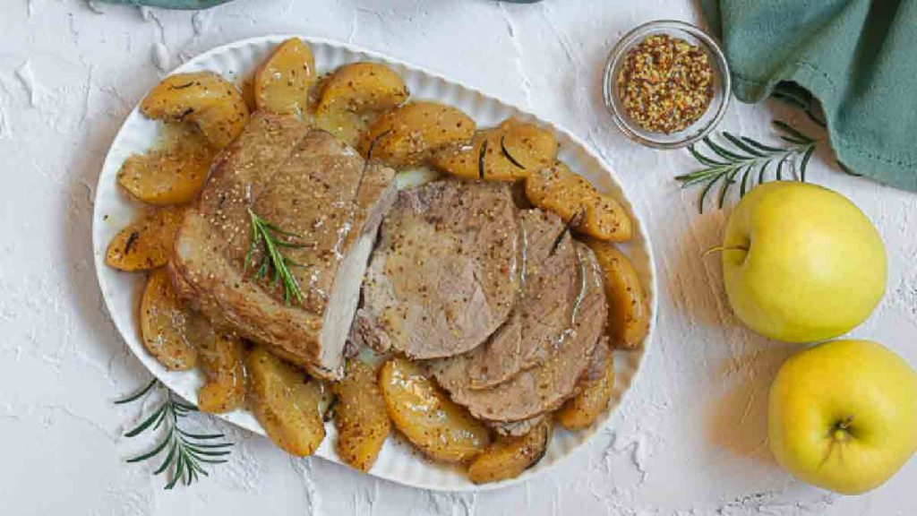 Rôti de porc aux pommes et au vin blanc: un menu élégant et succulent