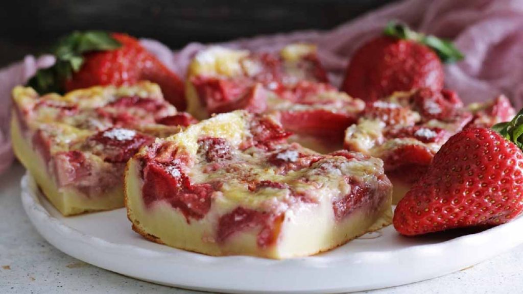 Clafoutis aux fraises: sa pâte crémeuse fond dans la bouche