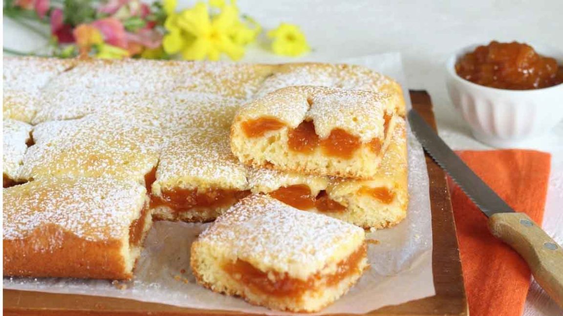 Gâteau au yaourt et à la confiture: savoureux, moelleux et invitant