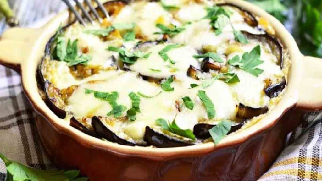 Gratin d'aubergines à la sauce tomate épicée et à la mozzarella: un ...