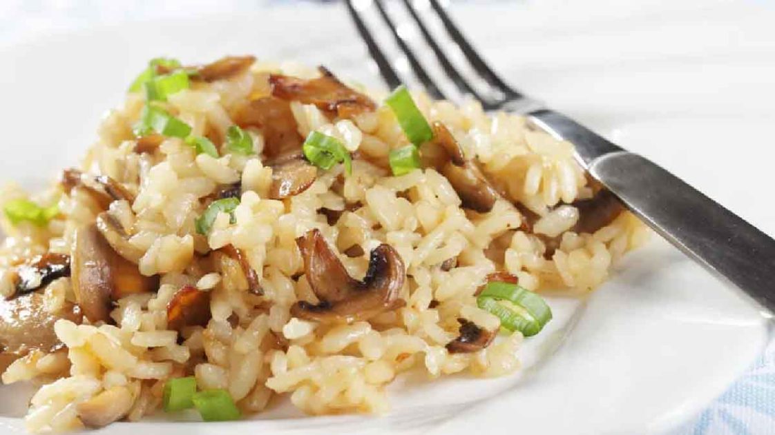 Poêlée de riz crémeux aux champignons et aux poireaux: un plat riche en ...