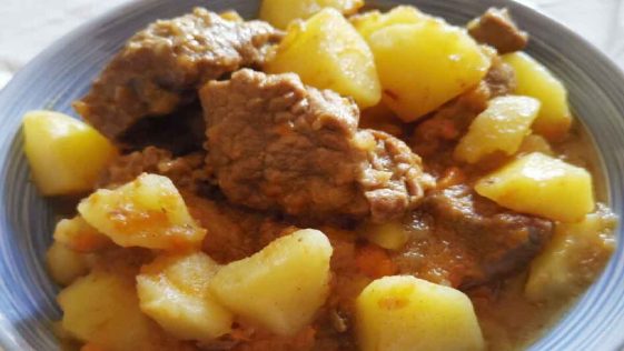 Ragoût de bœuf aux pommes de terre: riche en saveur et appétissant