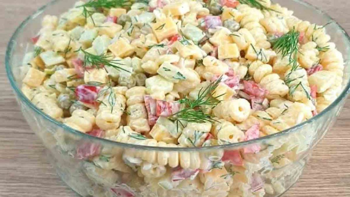 Salade de pâtes crémeuse aux légumes et au fromage: très savoureuse et ...