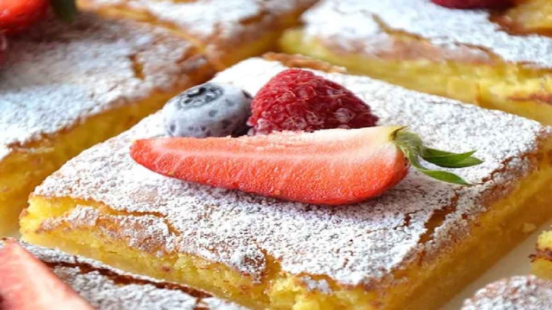 Carrés au citron et aux fruits frais: très savoureuses et douces