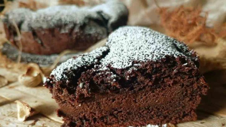 Ce gâteau au chocolat fourré à la crème est gourmand et super moelleux