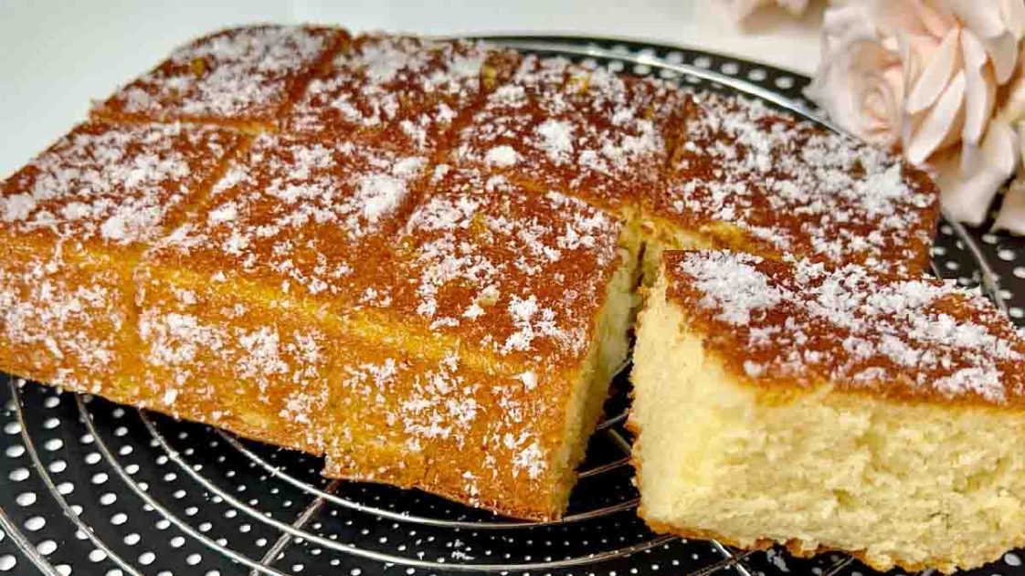 Ce gâteau au yaourt et à la confiture est tellement bon et moelleux