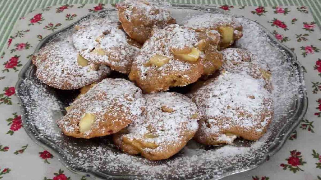 Ces biscuits aux pommes et aux noix vous plairont. Ils sont à la fois ...