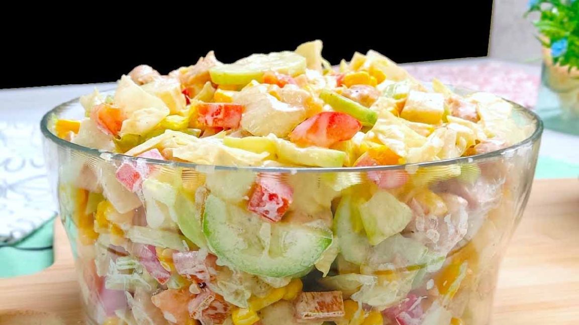 Cette salade de poulet aux légumes est tellement bonne et invitante