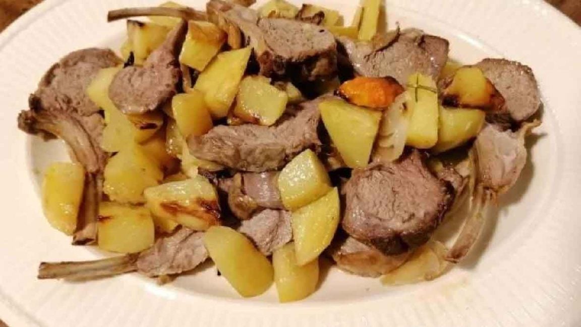 Côtelettes d'agneau aux pommes de terre: un plat copieux enrichi d’une ...