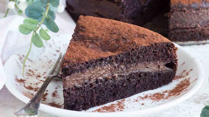 Gâteau au chocolat fourré à la crème: un dessert gourmand et moelleux