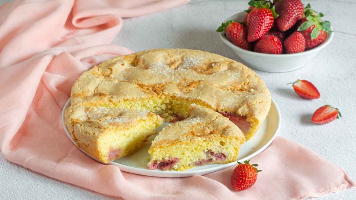 Gâteau aux fraises et au citron: un délice moelleux pour le petit déjeuner