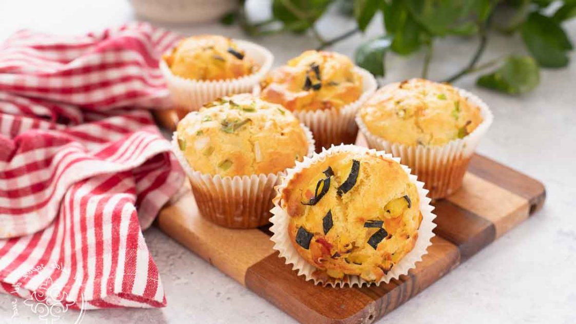 Muffins aux courgettes et aux poivrons: un apéritif savoureux et alléchant