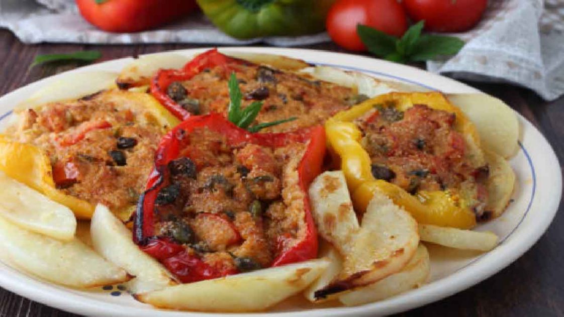 Poivrons farcis au thon et pommes de terre: cuits au four, un repas ...