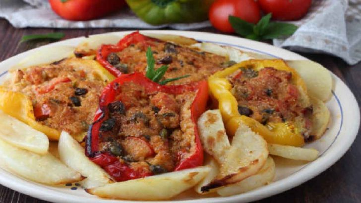 Poivrons farcis au thon et pommes de terre: cuits au four, un repas ...