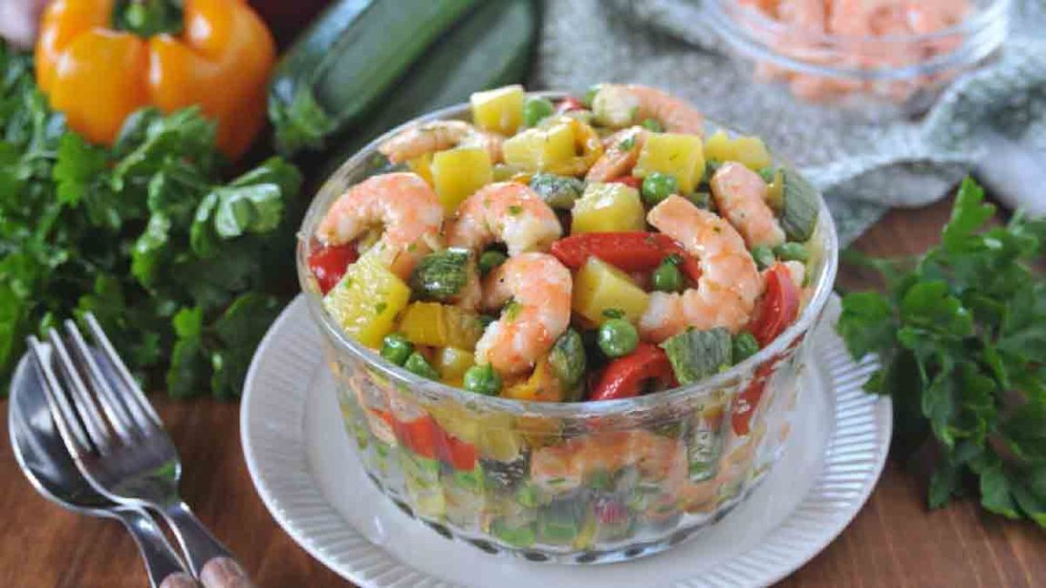 Salade de crevettes aux pommes de terre et aux légumes: un plat super ...