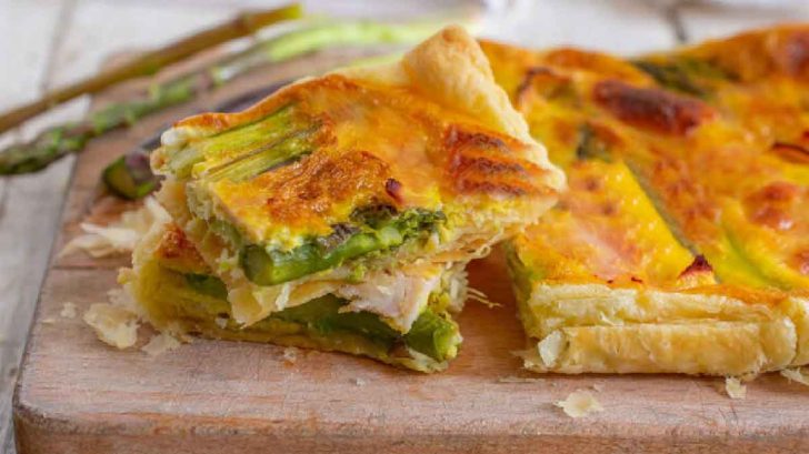 Tarte aux asperges et au jambon: un plat simple et très délicieux
