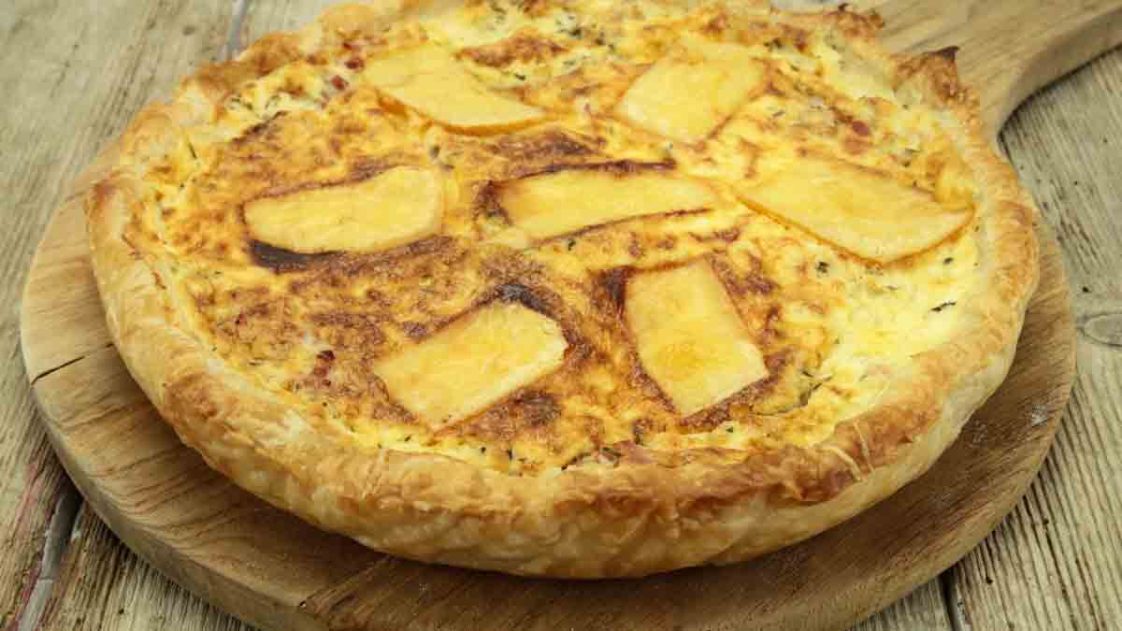 Tarte aux pommes de terre à la saucisse et aux fromages: un plat ...