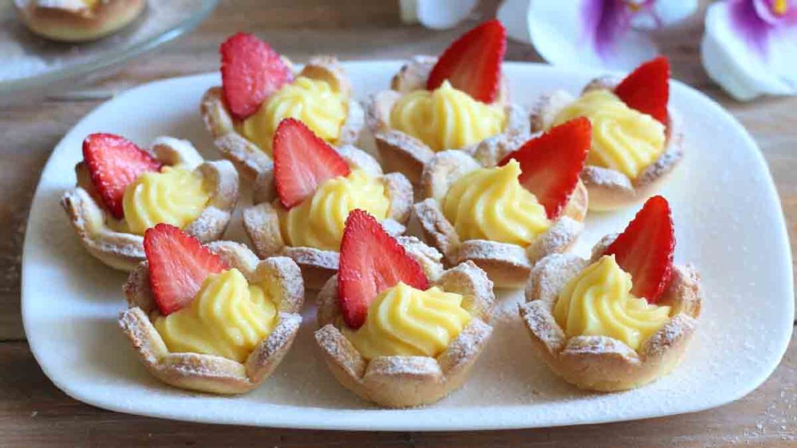 Tartelettes à la crème pâtissière et aux fraises: un dessert exquis et ...