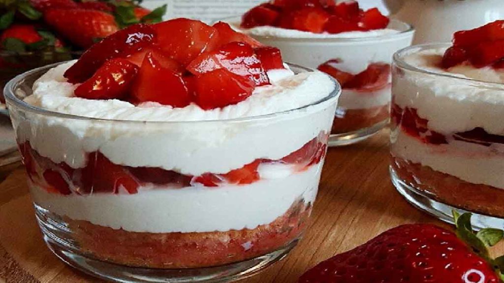 Verrines de tiramisu aux fraises: un dessert raffiné et exquis pour les ...