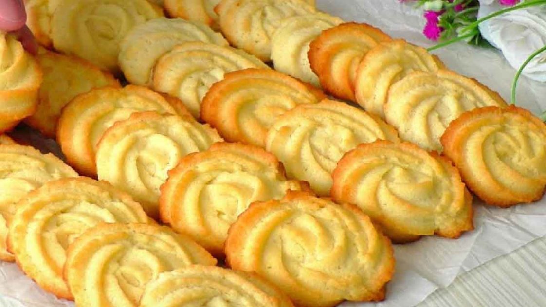 Biscuits sablés au beurre en forme de rose: doux et super bons