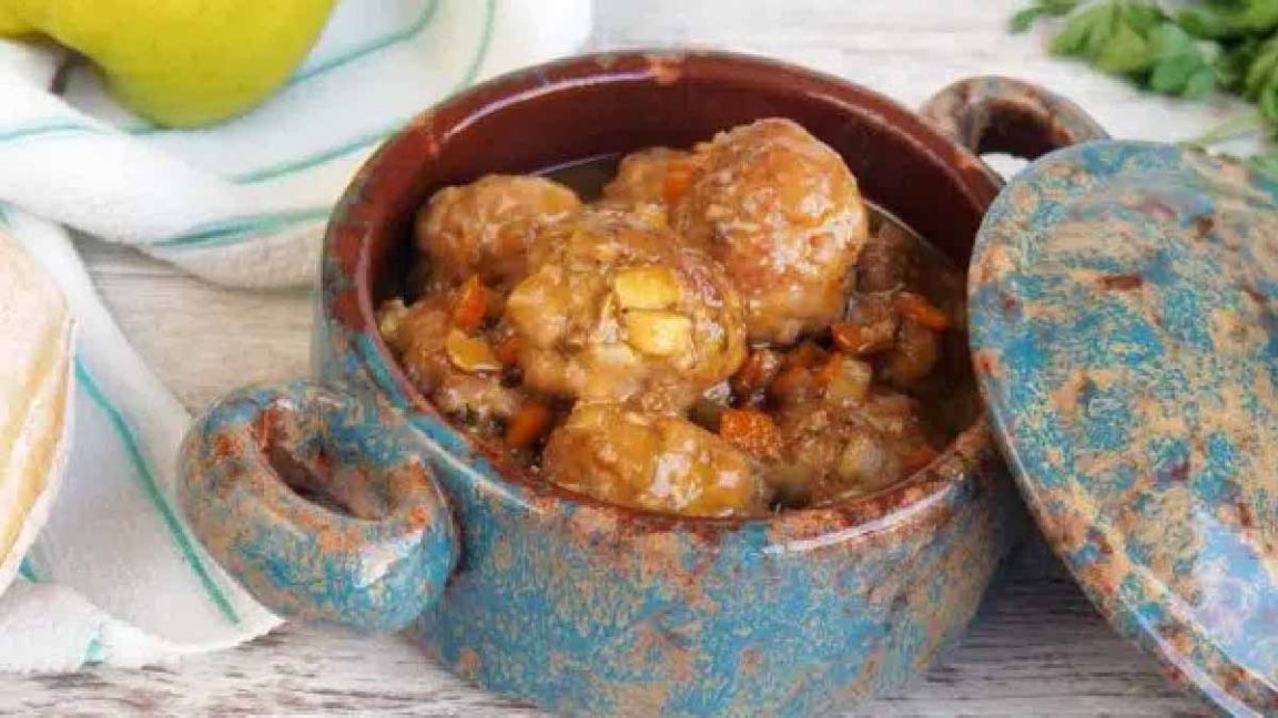 Boulettes de porc aux pommes et à la sauce épicée: un plat riche en ...
