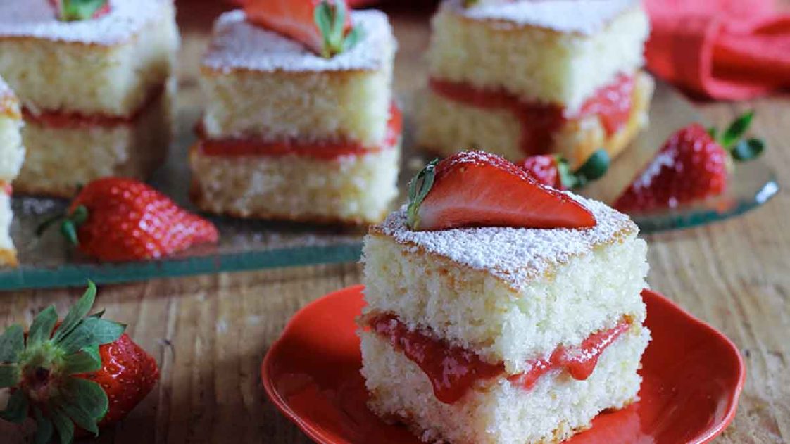 Carrés de gâteau aux fraises: un dessert en portions individuelles ...