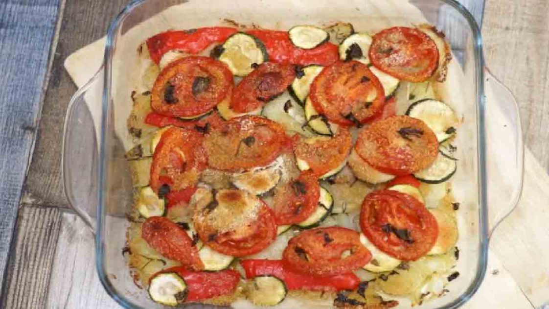 Courgettes gratinées aux tomates et aux oignons: croquantes et savoureuses