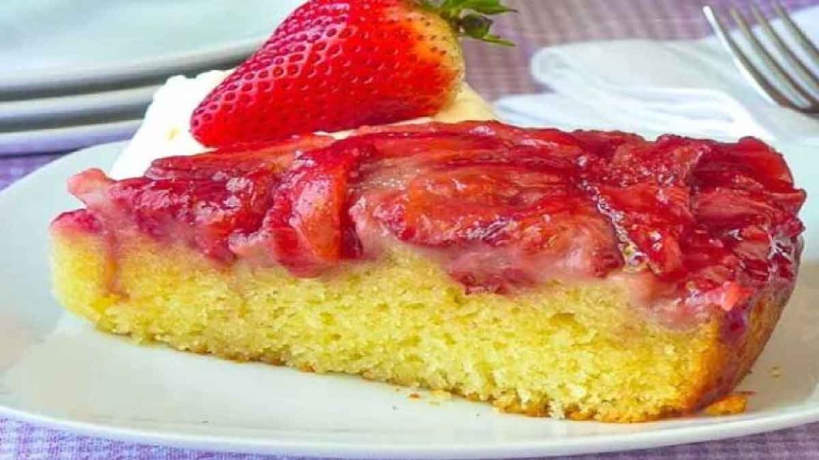 Gâteau renversé aux fraises: un dessert super savoureux et alléchant