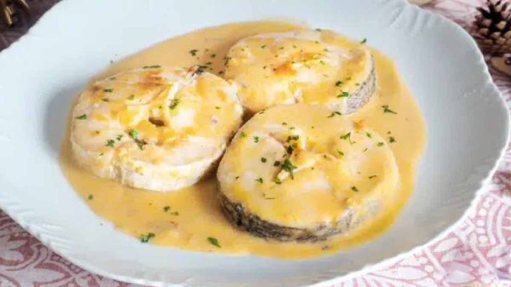 Merlu à la sauce aux amandes: un plat riche en saveur et élégant