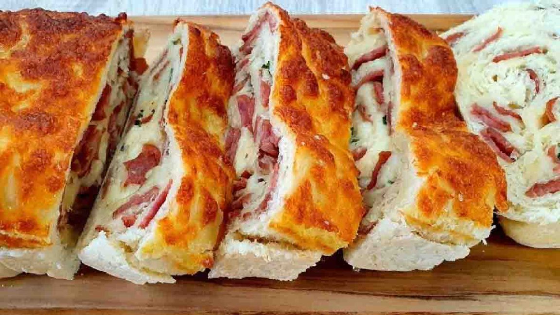 Pain farci à la saucisse fumée et à la mozzarella: un plat rustique ...