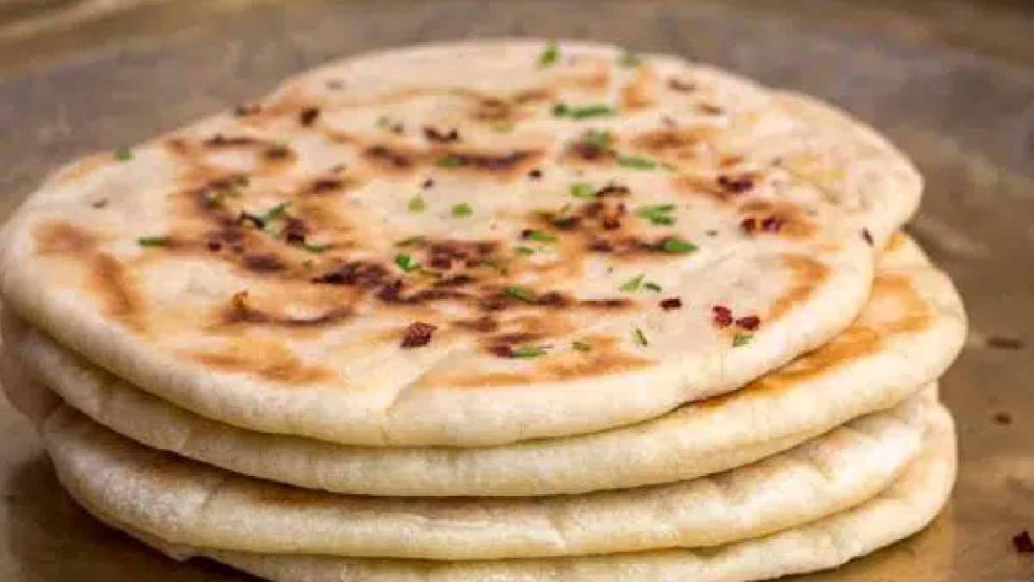 Pain naan ou pain plat indien cuit à la poêle