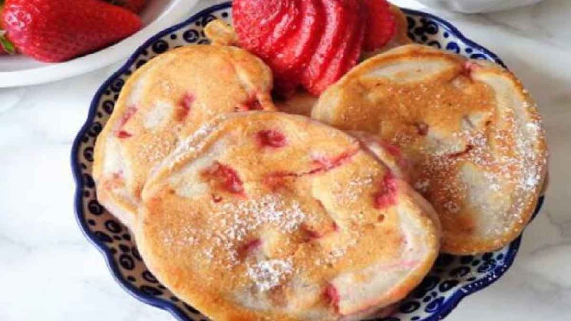 Pancakes aux fraises et au yaourt: des délices moelleux pour le petit ...