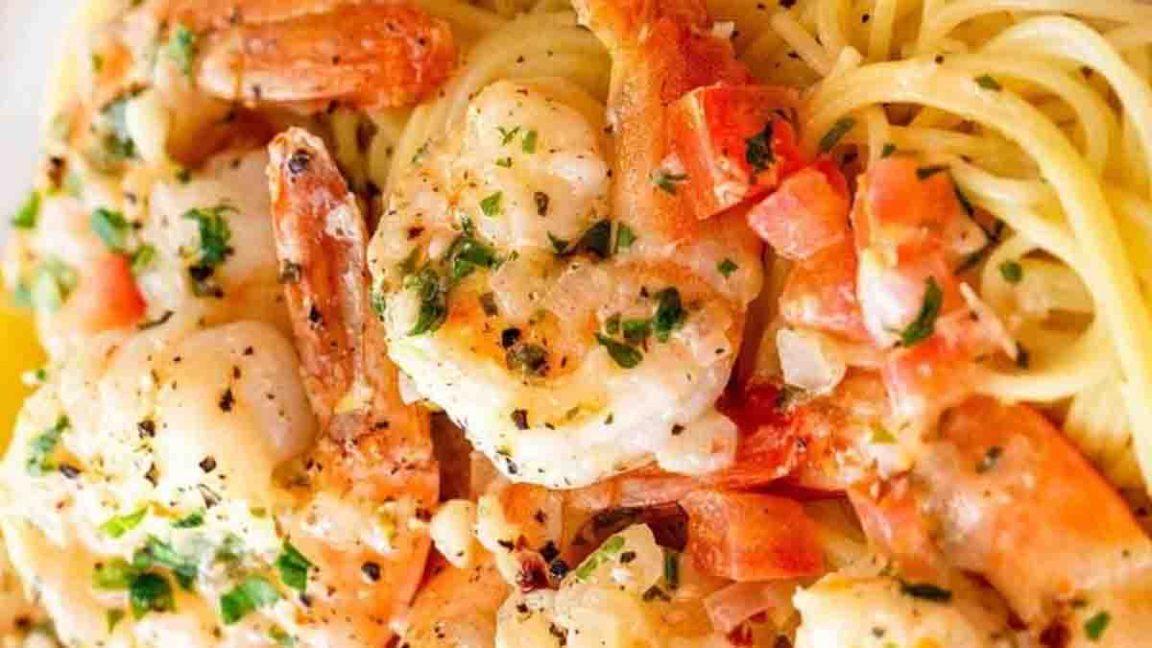 Pâtes crémeuses aux crevettes, parfumées au citron: un plat succulent ...