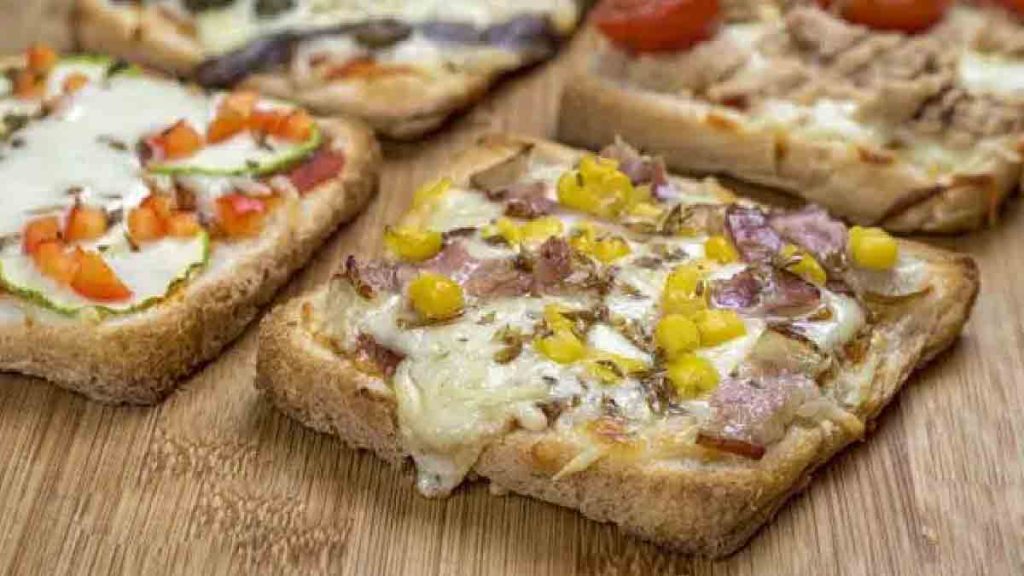 Pizzas de pain de mie: 4 garnitures différentes pour un apéritif super bon