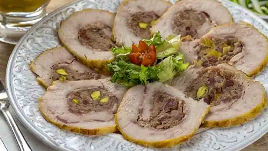 Poitrine de dinde farcie d’une garniture succulente et enrichie d’une ...